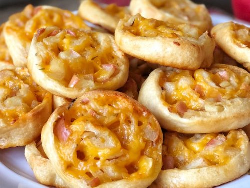 Easy Baked Cinnamon Apple Chips (super healthy snack idea!)