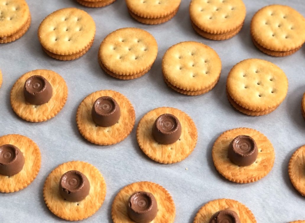 8 Crazy Cool Treats To Make With Ritz Crackers (Quick & Easy Snacks!)