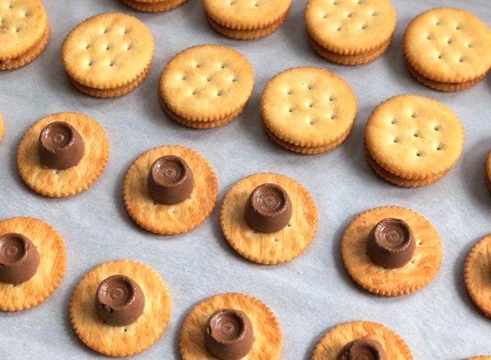 8 Crazy Cool Treats To Make With Ritz Crackers (Quick & Easy Snacks!)
